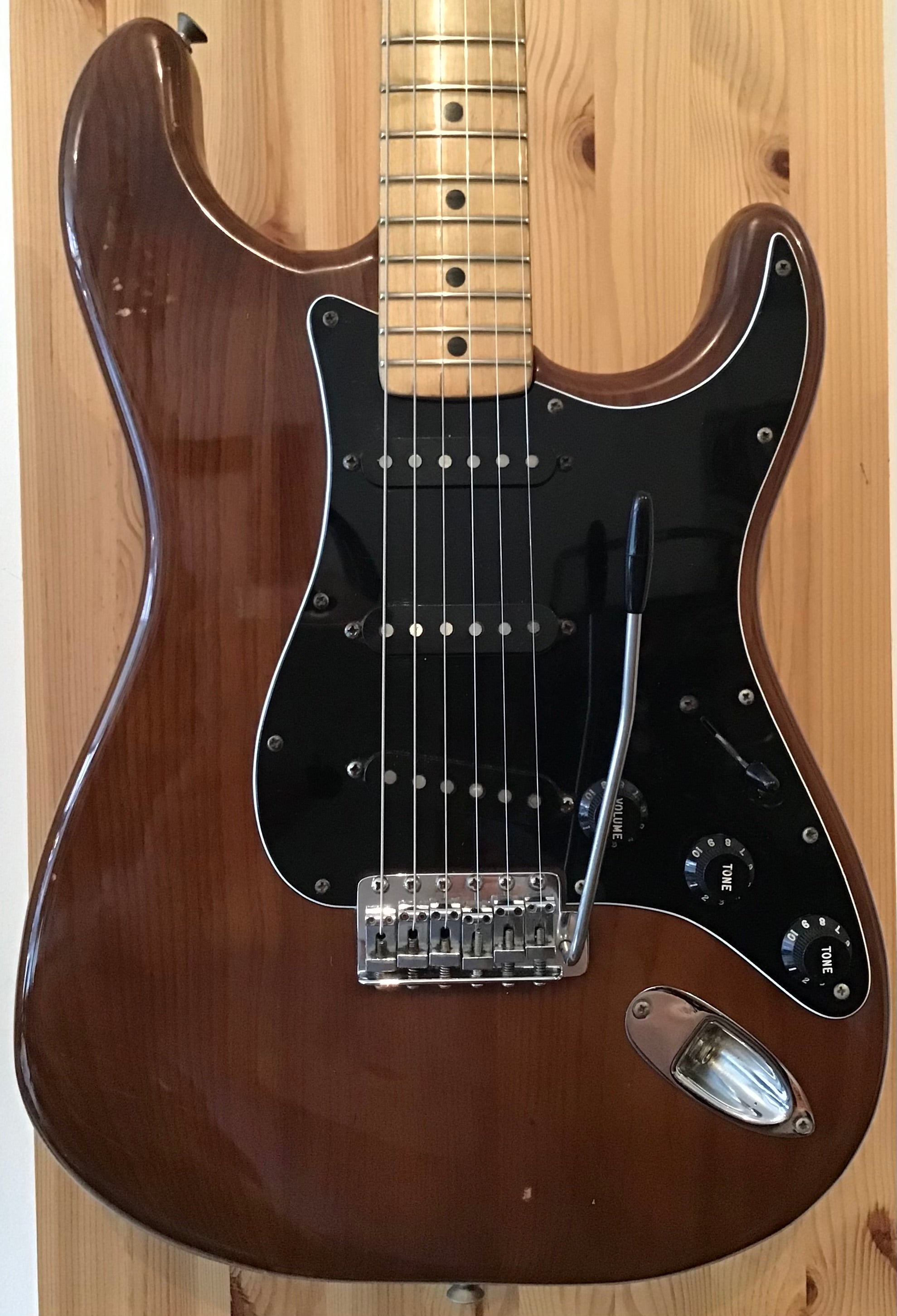 Fender Strat Mocha w Hard Case USA 1979 S/H (c) – Listers Guitars